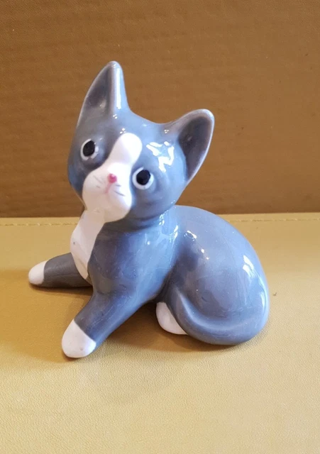 VINTAGE CUTE SMALL Grey Sitting Cat Figurine, Wide Eyed Kitty £4.00 ...