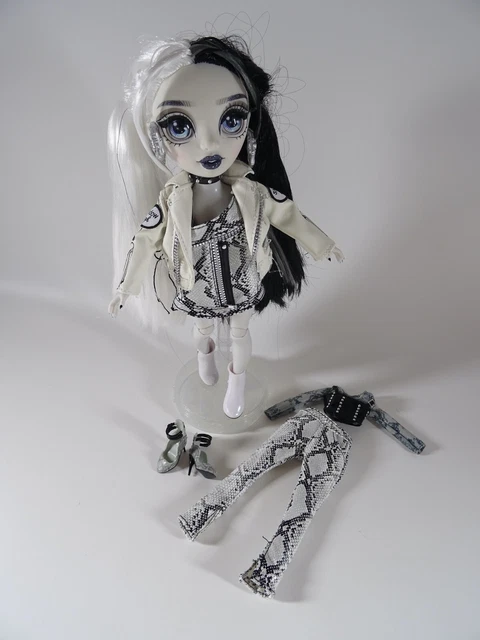 RAINBOW HIGH SAMMLERPUPPE Heather Greyson mit 2. Outfit + Puppenständer ...