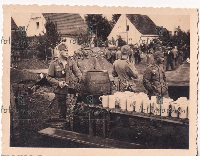 ORGINAL FOTO 2. Weltkrieg Deutschland Soldaten Uniform Bier Fass Krüge ... ORGINAL FOTO 2. Weltkrieg Deutschland Soldaten Uniform Bier Fass Krüge ...