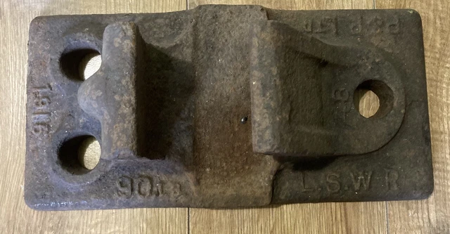 ANTIQUE 1916 L.S.W.R Cast Iron Railway Track Chair / Sleeper Railhead P ...