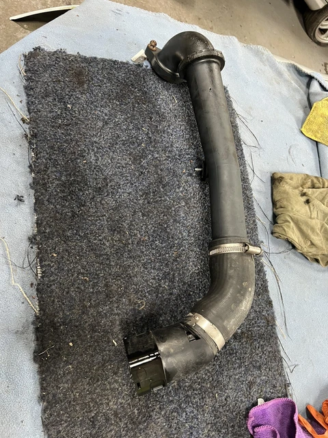 VOLKSWAGEN GOLF 1.6 DIESEL INTERCOOLER HOSE PIPE ŠKODA Yeti 04L145770S ...