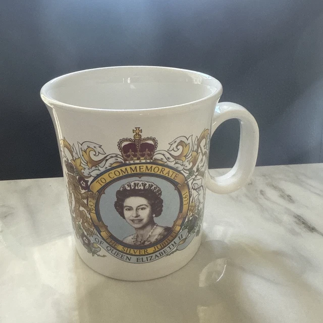 QUEEN ELIZABETH II Silver Jubilee 1952-1977 Ceramic Commemorative Mug C ...