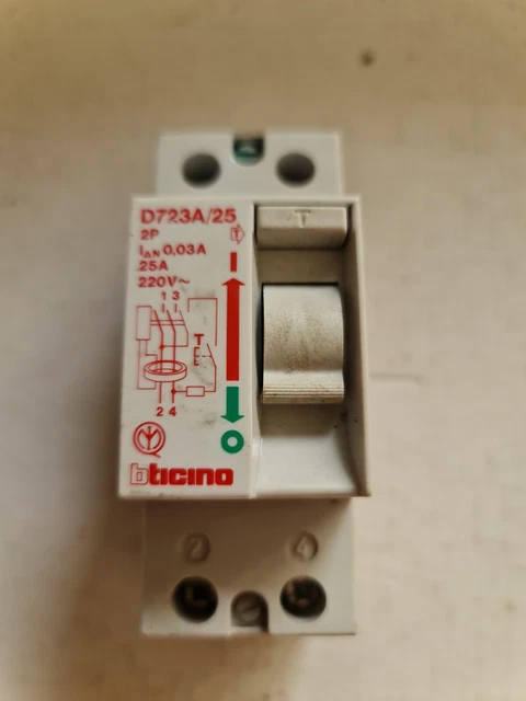 BTICINO DIFFERENZIALE SALVAVITA 2P 25A 0,03A (30mA) art. D723A/25. EUR 15,00 - PicClick IT