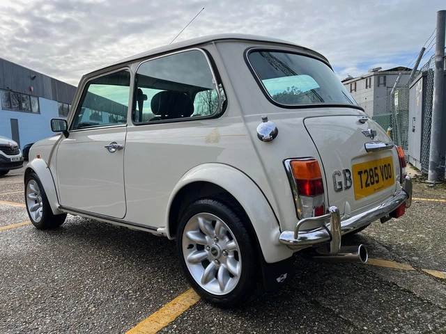 1999 ROVER MINI 40 LE. Old English White. Only 6000 miles & 2 owners ...