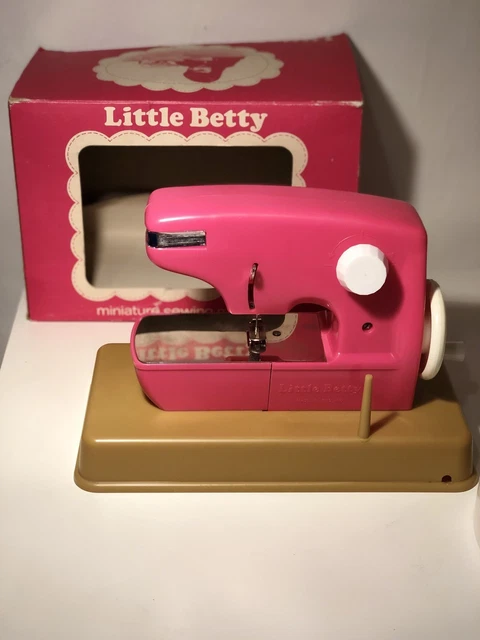 VINTAGE 1960S LITTLE Betty Midinette Toy Sewing Machine Made in England ...
