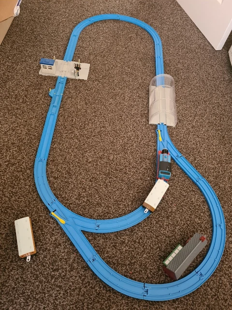 TOMY TRACKMASTER THOMAS The Tank Engine Train Set & Thomas Train ...