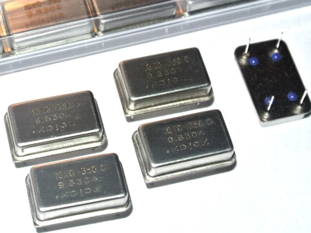 9,8304 MHZ IQXO-350C IQD oscillateur cristal 14 broches DIL paquet ...