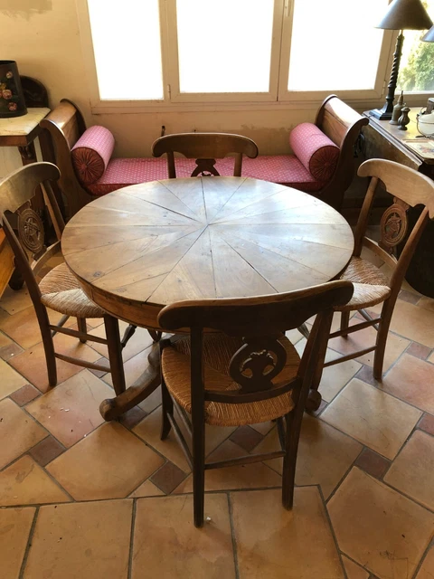 1 TABLE RONDE probablement à jeu XIX en noyer avec ses 4 chaises EUR ...