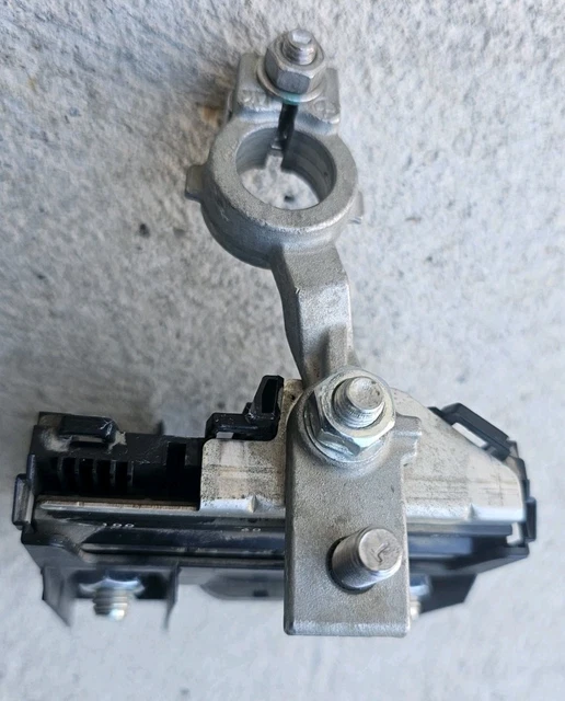 GENUINE HOLDEN COMMODORE Vf Positive Battery Terminal Clamp With Fuse ...