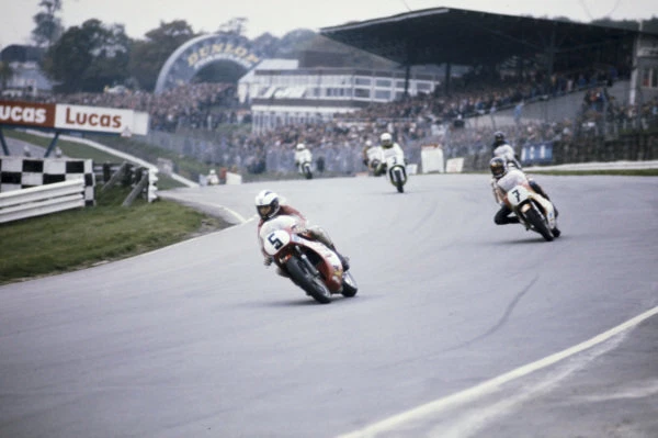 PHIL READ YAMAHA leads Barry Sheene Suzuki 1976 Motorcycle Racing Old ...