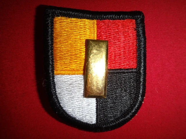US 2ND LIEUTENANT Badge On 3rd SPECIAL FORCES GROUP (Airborne) Beret ...