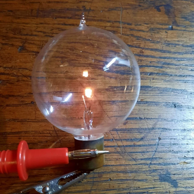 AMPOULE À INCANDESCENCE de forme ronde à pointe (55) - Début XXème ...
