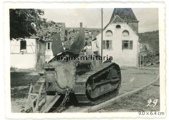 ORIG. FOTO FRANZ. Beute Panzer Renault FT-17 Tank bei Kirche in ...