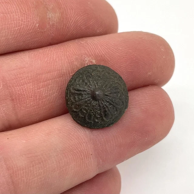 A 16TH/17TH CENTURY tudor rose button ( complete with shank ...