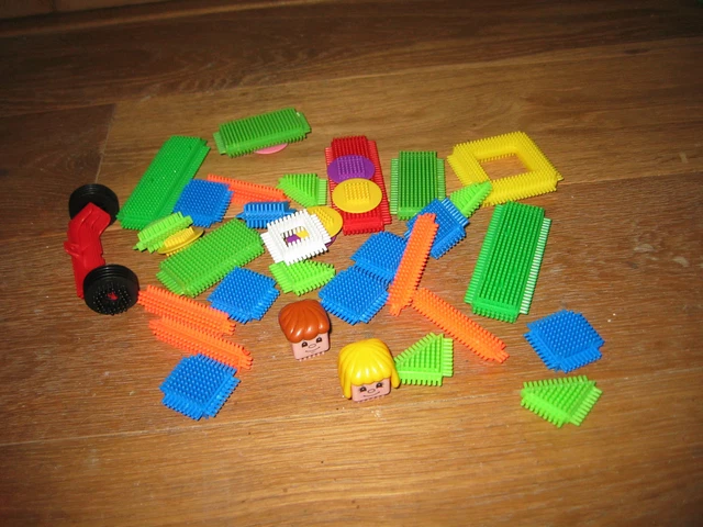 STICKLE BRICKS SET 12t ASSORTED COLOUR SIZED WHEELS PLAY FIGURES ADD ...