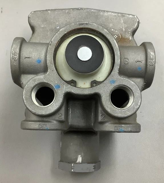 BENDIX 909828 T-111918-A Air Brake Relay Valve w/Bracket (B592) $132.15 ...