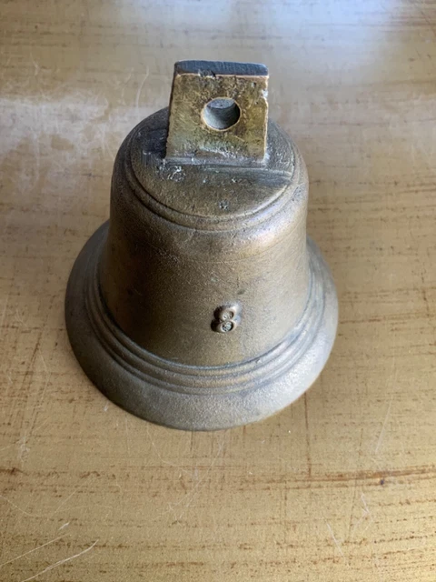 ANCIENNE PETITE CLOCHE en bronze numéro 8 en relief EUR 20,00 - PicClick FR