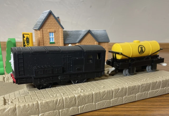 THOMAS & FRIENDS TrackMaster Train Diesel Oil Tanker Motorized Engine ...