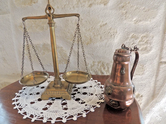 PETITE BALANCE ORNEMENTALE en laiton et pot-récipient en cuivre EUR 18 ...