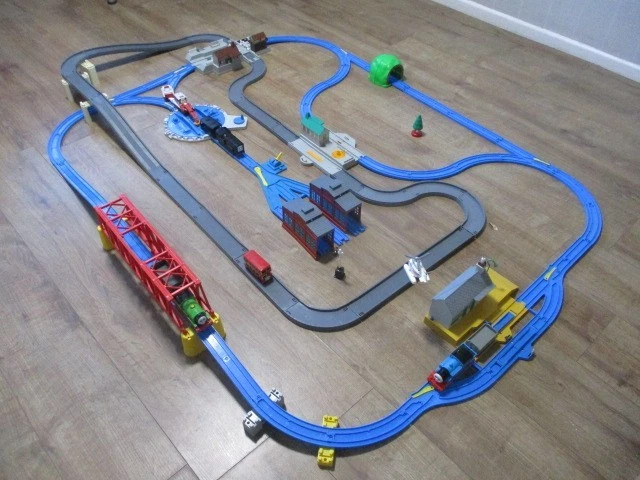 TOMY TRACKMASTER THOMAS the tank engine train set and battery thomas ...