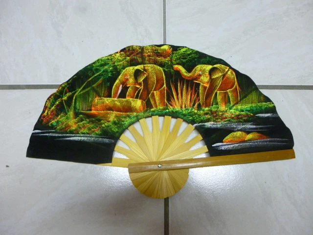 BEL ÉVENTAIL COLORÉ décors d'éléphant. Très belles couleurs 26 Cm EUR 2 ...