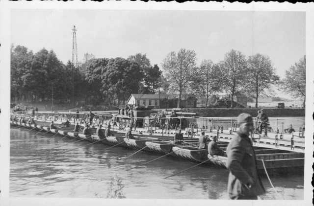 WK2 WEHRMACHT SOLDATEN Stadt Givet Frankreich Pioniere Behelfsbrücke ...