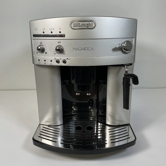 DE'LONGHI MAGNIFICA ESAM3200.S Bean to Cup Coffee Machine Silver Read ...