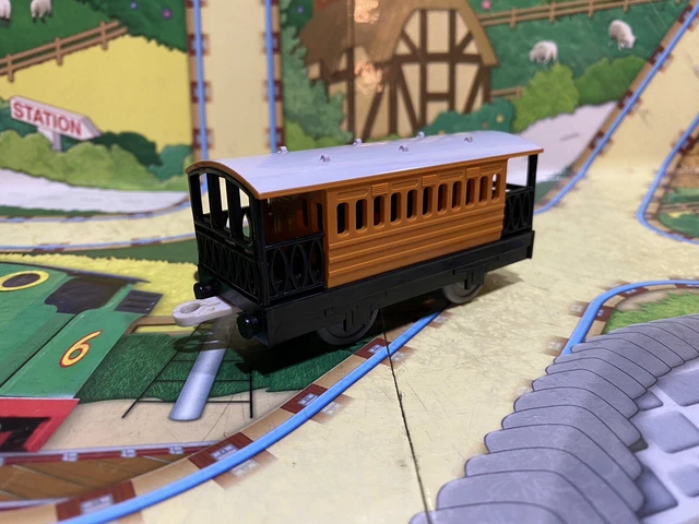 THOMAS THE TANK engine trackmaster Tomy trains Henrietta Passenger ...