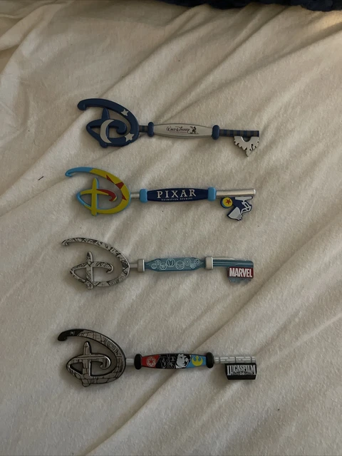 LOT DE 4 clés Disney Store Walt Disney Studios, Pixar Studios, Marvel ...
