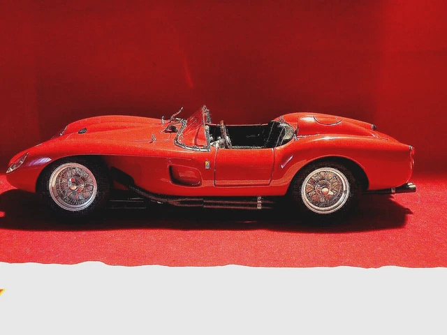 CMC 1:18 FERRARI 250 Testa Rossa 1958 "Pontoon Fender" OVP unbespielt ...