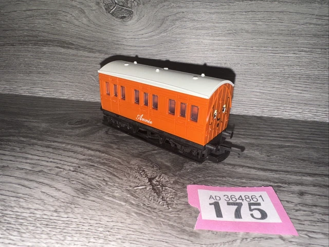 HORNBY THOMAS AND Friends R110 Annie Coach Thomas the Tank Engine B23 £ ...