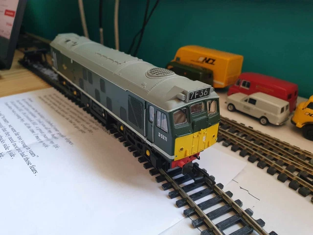 BACHMANN BR CLASS 25/1 No.D5211 in BR Green OO Gauge DCC Fitted EUR 70 ...