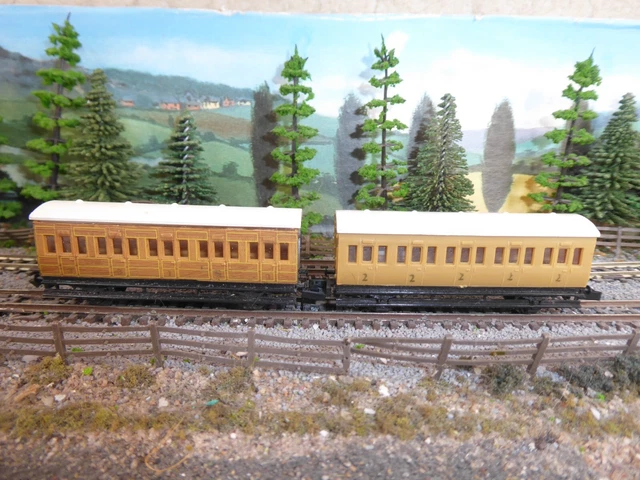 GRAHAM FARISH 4 wheel coaches 'teak' x 2. N gauge. £20.00 - PicClick UK
