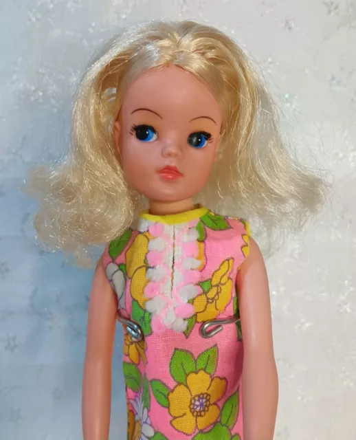 VINTAGE SINDY DOLL Pedigree Sindy Puppe Funtime Sindy 70er with two ... VINTAGE SINDY DOLL Pedigree Sindy Puppe Funtime Sindy 70er with two ...