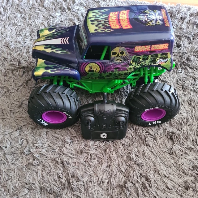 MONSTER JAM AUTHENTIC Grave Digger Remote Control Monster Truck RC 1:24 ...