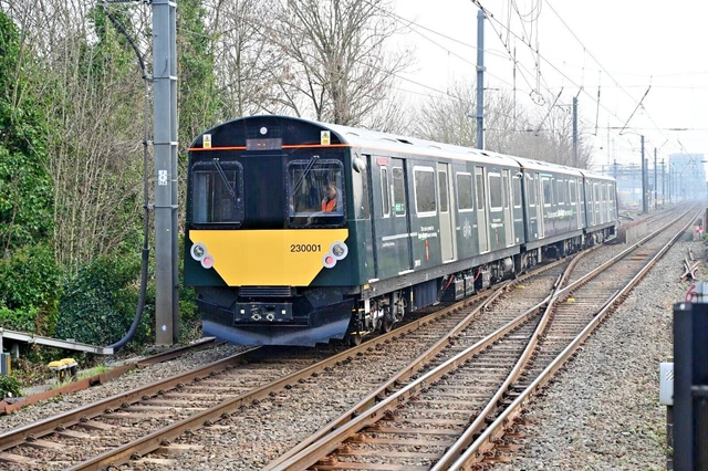 CLASS 230 NO 230001 in gwr green at hanwell £1.00 - PicClick UK
