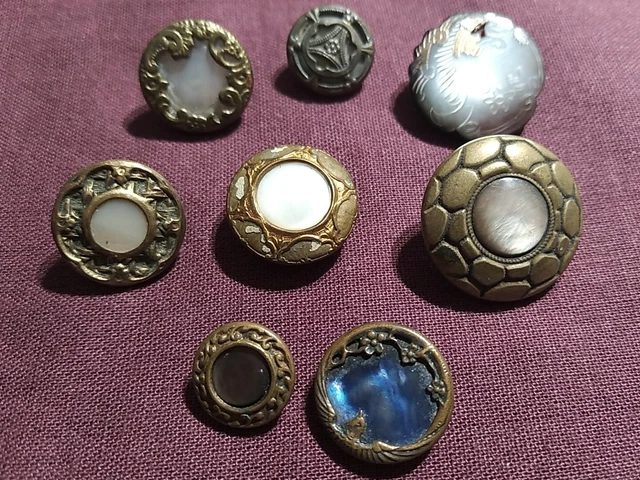 LOT DE 8 boutons anciens nacre et métal. Art Nouveau et Art Déco. 11 à ...