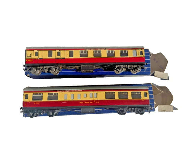 RAKE OF 2 Hornby Dublo 16.5mm track M26133 / w9562 Coaches Red & Cream ...