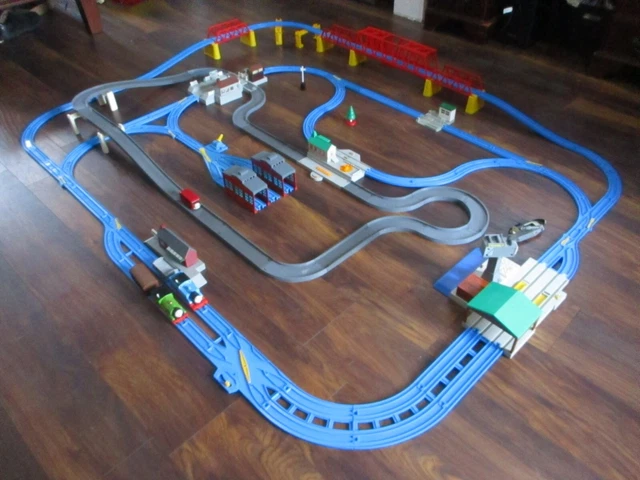 TOMY TRACKMASTER THOMAS the tank engine train set and thomas character ...