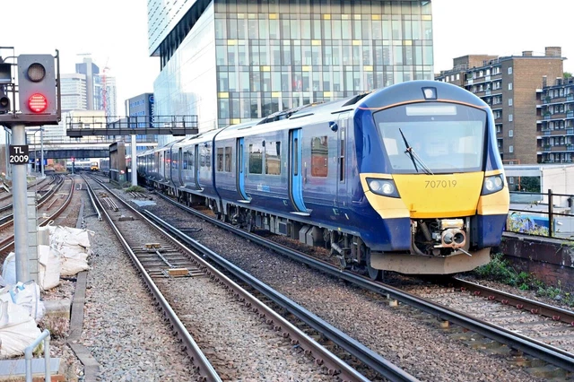 CLASS 707 N 707019 in south eastern at waterloo east £1.20 - PicClick UK