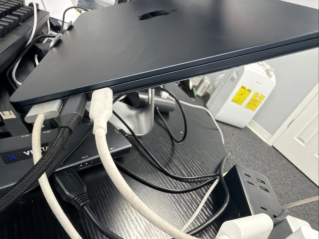 APPLE MACBOOK AIR M4 13" 2025 - Works external Display only- AI/Dev ...