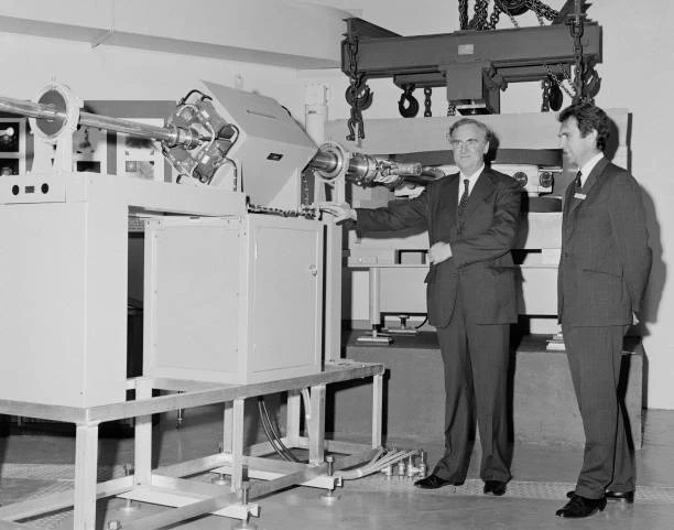 PROFESSOR MICHAEL WARWICK Thompson , and Sir Alan Cottrell i - 1972 Old ...