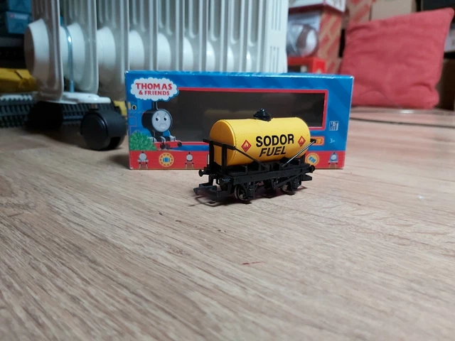 HORNBY R9055 THOMAS The Tank Engine Friends SODOR FUEL TANKER OO GAUGE ...