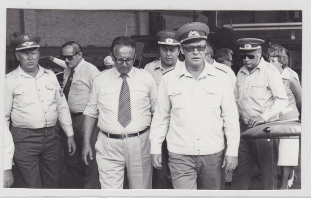 98334 FOTO DDR General der NVA besucht GST Fallschirmspringer um 1980 ...