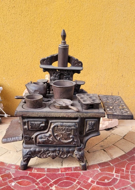 JOUET ANCIEN : Cuisinière/fourneau Crescent en fonte et ses accessoires ...