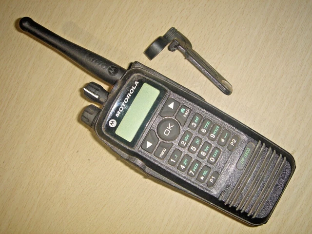 MOTOROLA DP3600 UHF 403-470MHz DMR Digital c/w Batería, clip de cinturón y antena #3 EUR 69,95 ...
