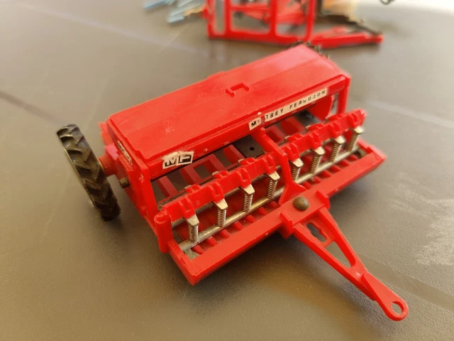 BRITAINS SEMOIR TRAINÉ Massey Ferguson TRACTEUR 1/32 AGRICOLE FERME ...