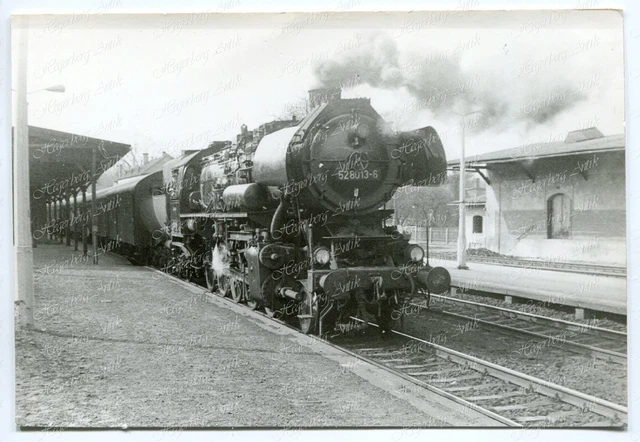 EISENBAHN FOTO DDR Dampflok Deutsche Reichsbahn DR 52 8013 Ort unbekannt (A6142) EUR 3,65 ...