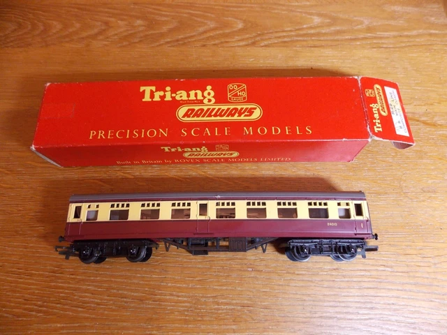 TRI-ANG R29 BR Mk 1 COMPOSITE COACH No 24010 in BR Red & Cream Livery ...
