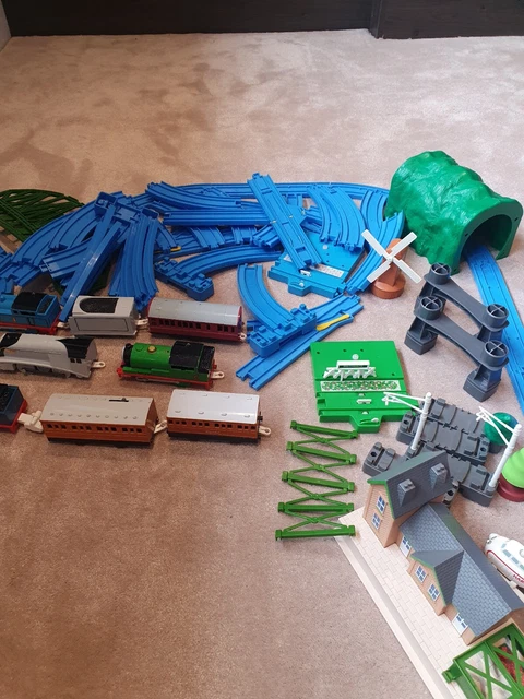 TOMY TRACKMASTER THOMAS the Tank Engine Train Set & Character Trains £ ...
